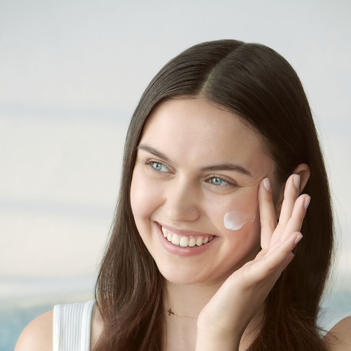 Schodząca skóra z twarzy - jakie są jej przyczyny? | Cetaphil